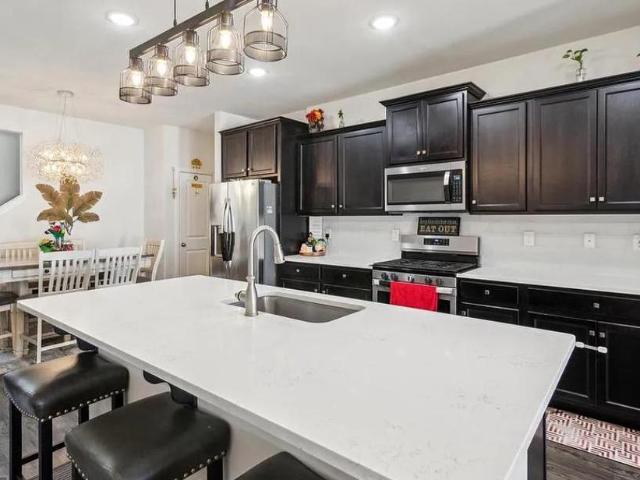 5 Roberta Way S