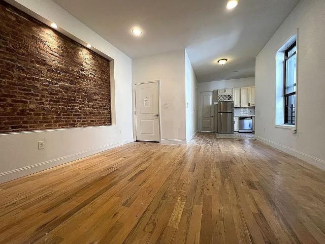 5 room luxury Townhouse for rent in 979 Seneca Avenue, Queens, New York