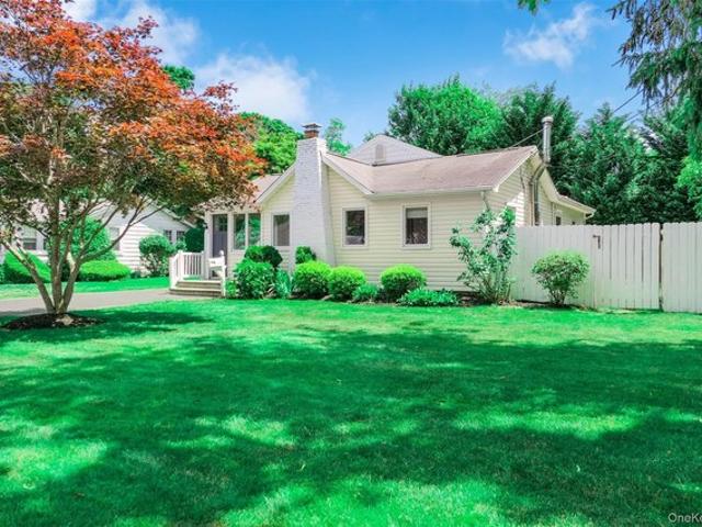 5 Roosevelt Blvd, East Patchogue, NY 11772