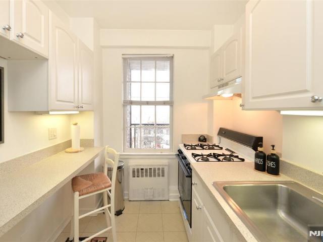 5 Roosevelt Place # 2B