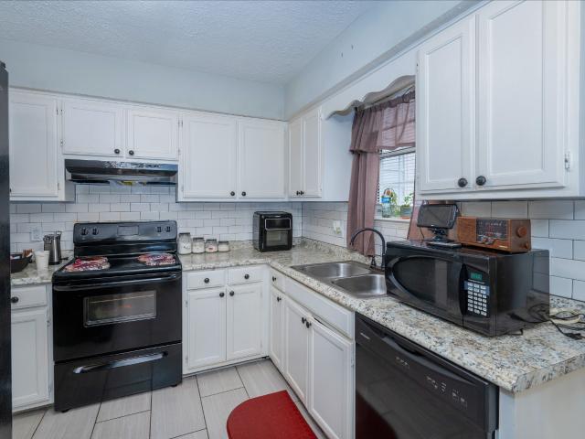 5 Rolling Meadows Dr