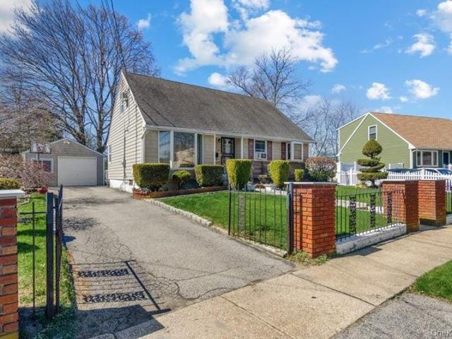 5 Ronald Dr S, Amityville, NY 11701