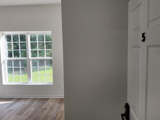 5 Star Super Host Renovated Luxury Co Living | Safe, Furnished Rooms Near Webb Gin | Wi Fi + Laundry | Transit Nearby