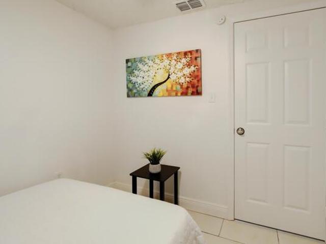 ! 5 STAR SUPERHOST Homey & Cozy Tampa Home