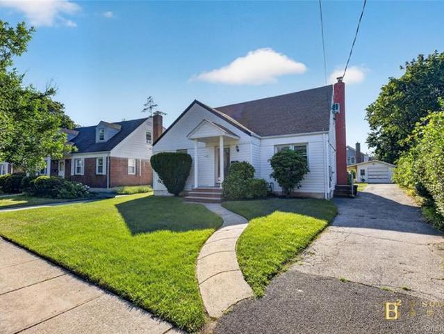 5 Surrey Ln, New Hyde Park, NY 11040