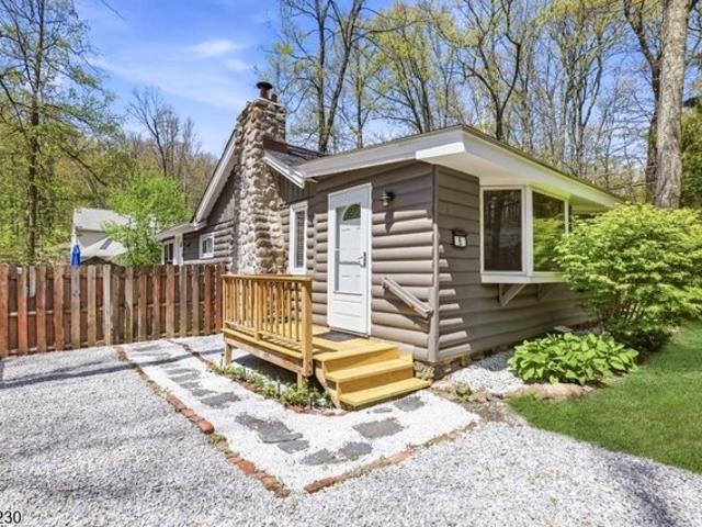 5 Sanoset Rd, Vernon, NJ 07422
