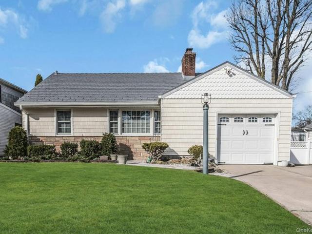 5 Sherwood Rd, Glen Cove, NY 11542
