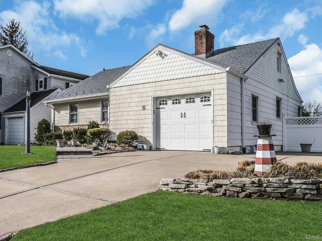 5 Sherwood Rd, Glen Cove, NY 11542 | MLS #971667 | Compass