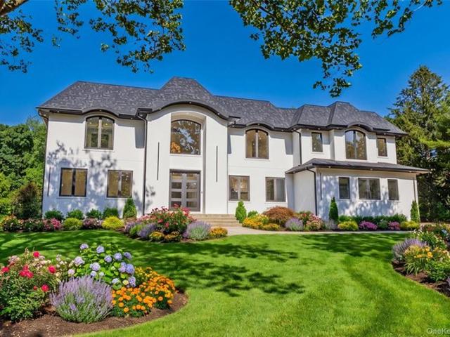 5 Somner Dr, Dix Hills, NY 11746