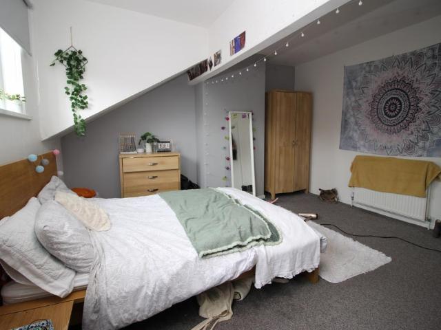 5 The Village Street, Burley, Leeds LS4 6 bed terraced house to rent £3,640 pcm £840 pw