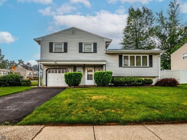5 Thelma Ct, Woodbridge, NJ 07067