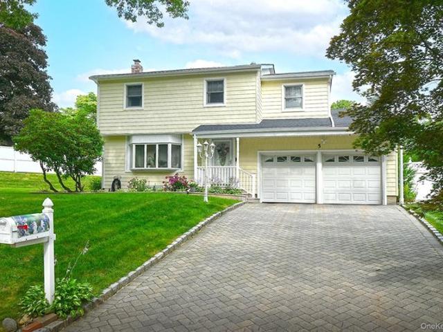 5 Trudy Ct, Huntington Station, NY 11746