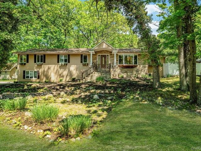 5 Valerie Ct, Yaphank, NY 11980