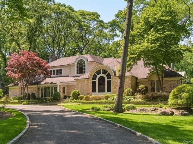 5 Victorian Ln, Brookville, NY 11545