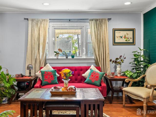 5 W Arthur Place