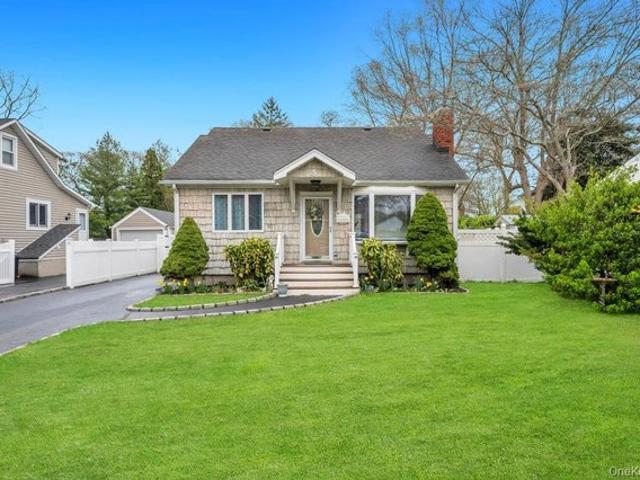 5 Washington Ave, East Islip, NY 11730