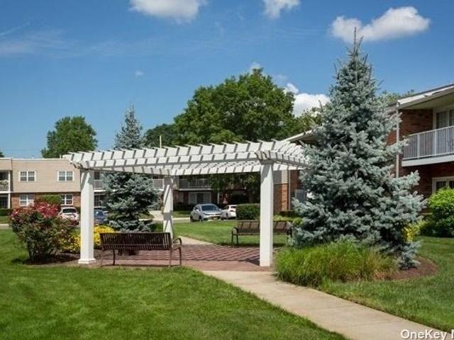 5 Westwood Dr #7, Westbury, NY 11590