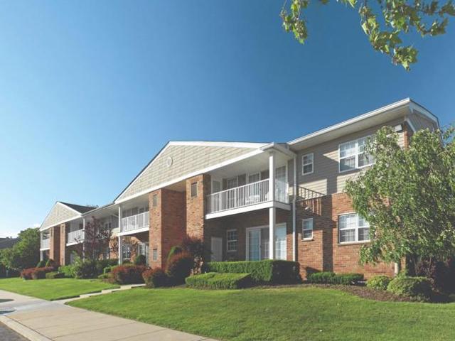 5 Westwood Dr #8, Westbury, NY 11590