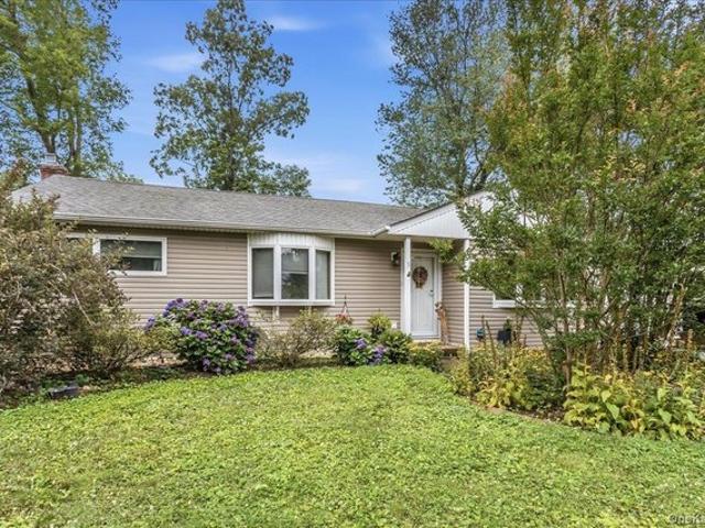 5 Wexford St, Huntington, NY 11743