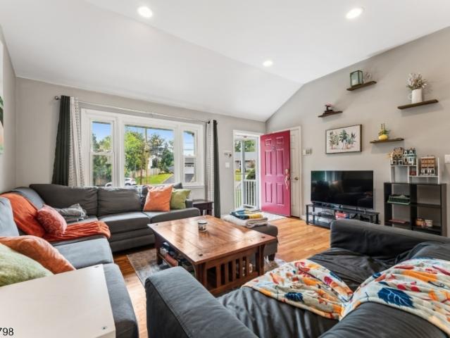 5 Willow Ave
