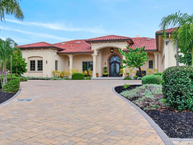 5 Winding Oaks Drive