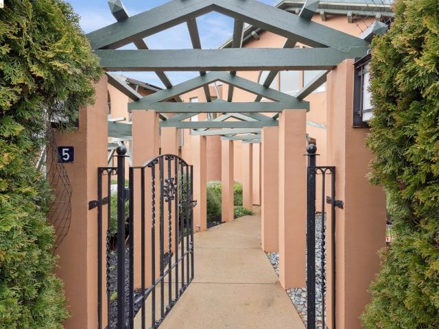 5 Woodside Way
