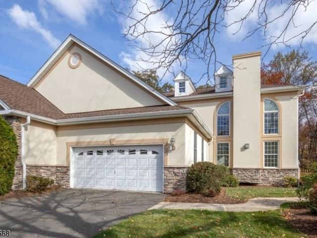 5 Young Ct, Chester Township, NJ 07930