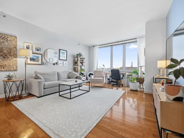 5 49 Borden Avenue, Unit J6