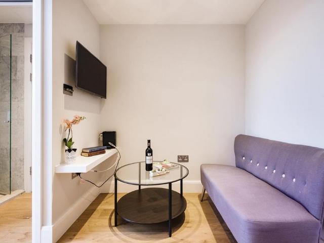 5a Kenway Road, London SW5 Studio to rent £1,650 pcm £381 pw
