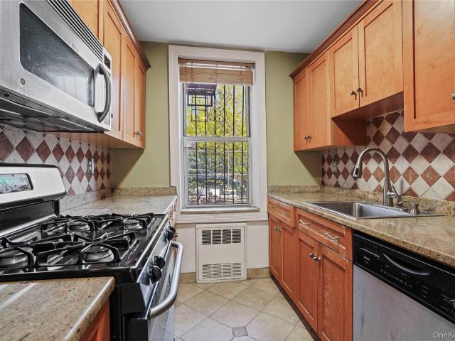 63 11 Queens Boulevard B11