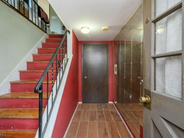 63 Thompson Ave