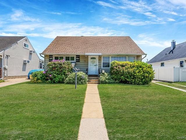 63 Wilfred Blvd, Hicksville, NY 11801