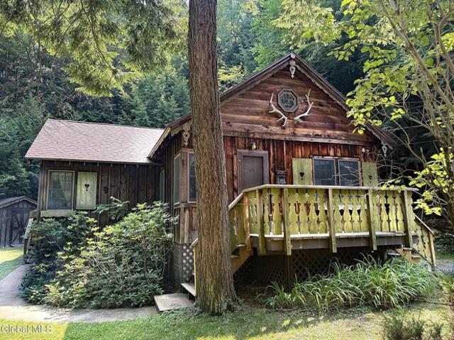 63 Chuckwagon Trl, Lake Luzerne, NY 12846