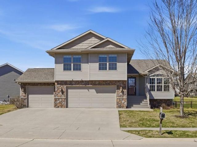63 Colchester Dr, Iowa City, IA 52245
