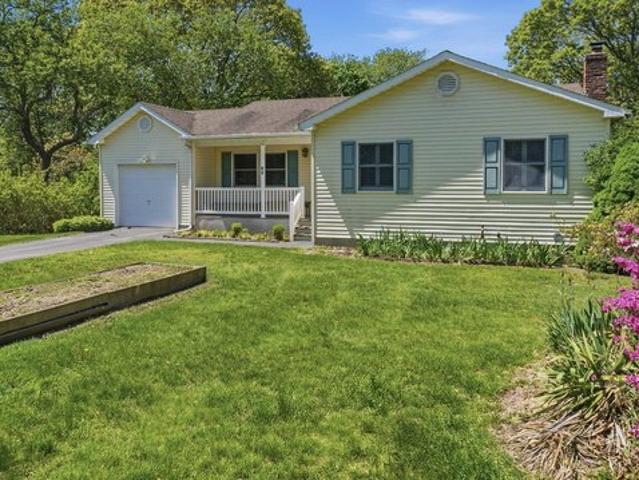 63 Crystal Dr, Aquebogue, NY 11931