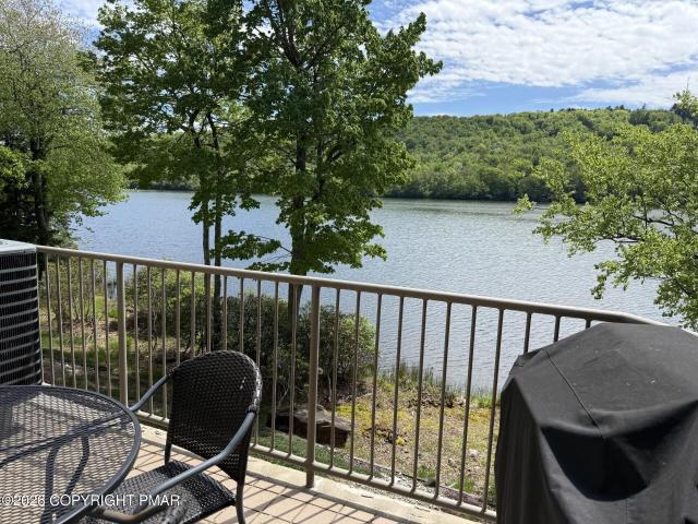 63 Midlake Drive # 302I # #