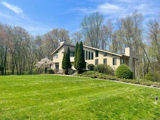 63 North Lake Dr, Stamford, CT 06903