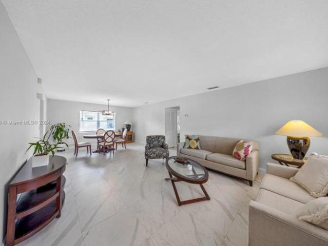 6001 NW 40th St, Virginia Gardens, FL 33166