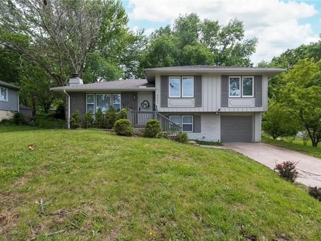 6001 Fairlane Dr, Kansas City, MO 64134
