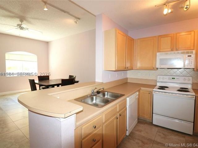 6001 SW 70th St Apt 117, South Miami, FL 33143