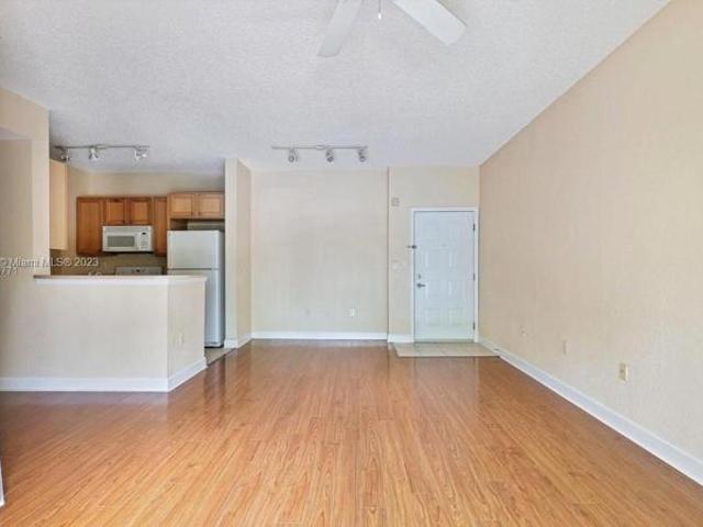 6001 70 St SW #245, South Miami, FL 33143