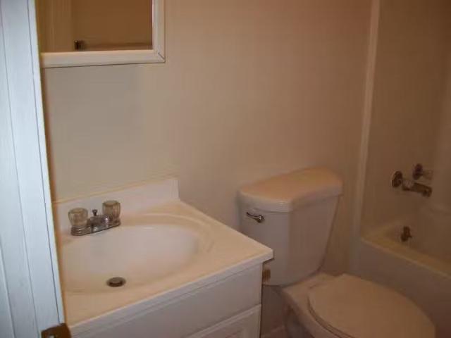 $600 2 Bedroom 1.5 Bathroom Townhouse Apartment In Parkersbu.