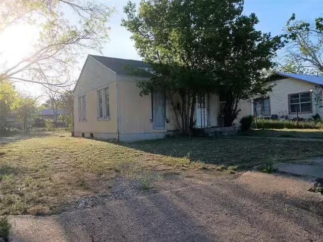 600 5TH AVE, COLEMAN, TX 76834 Single Family Residence For Sal.