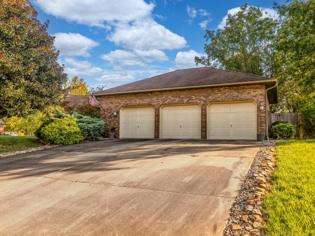 600 Deer Lake Drive W