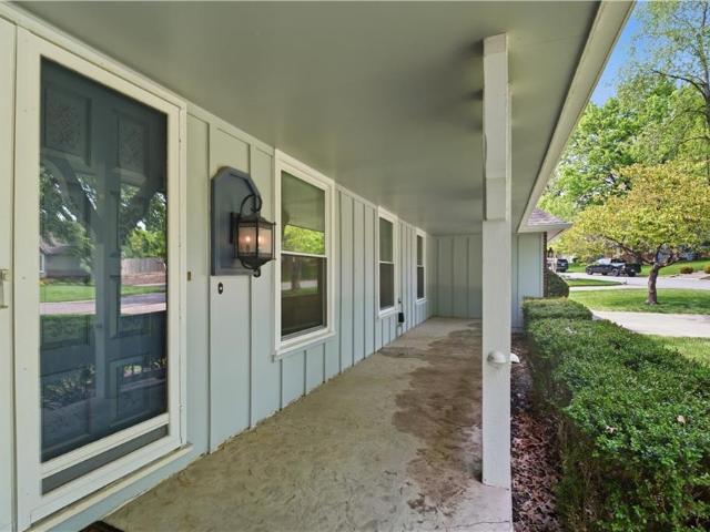 600 NE Golfview Drive