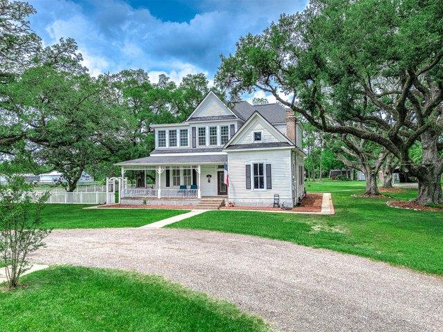 600 S Walker St, Angleton, TX 77515