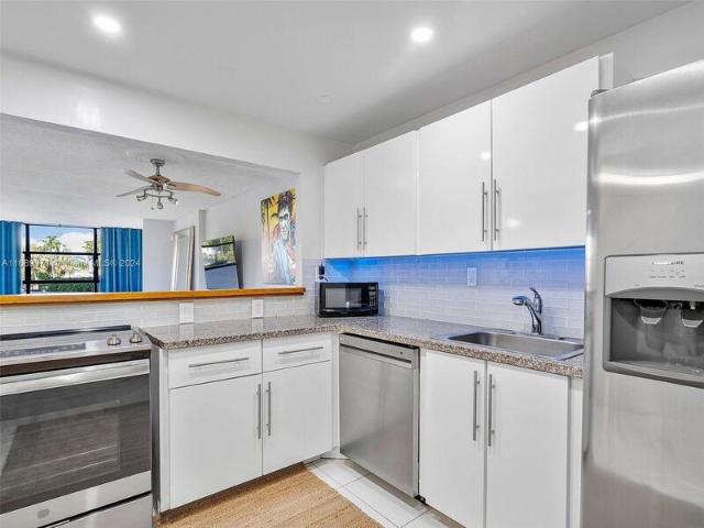 600 Parkview Dr, 227, Hallandale Beach, FL 33009