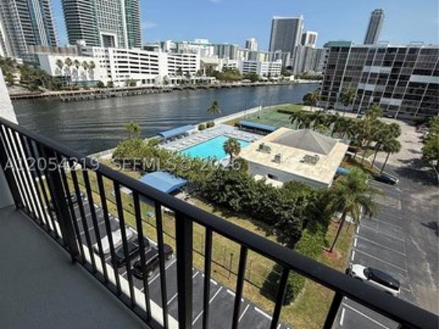 600 Parkview Dr Apt 818, Hallandale Beach, FL 33009