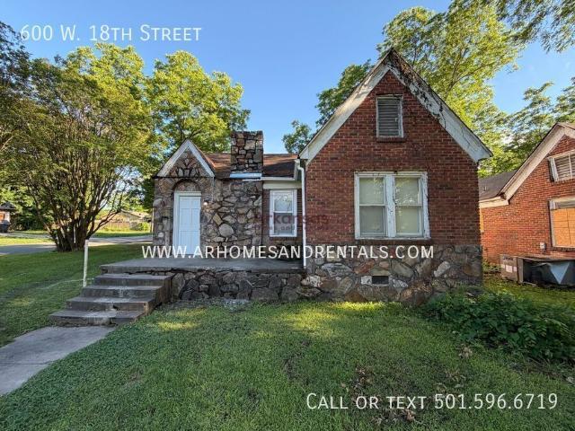 600 W. 18th Street | 3 Bedrooms | 1 Bathroom * 1/2 Off 1st Month's Rent!