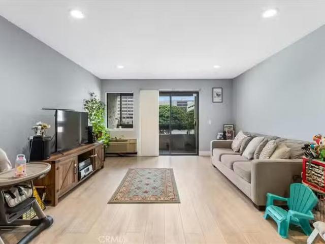 600 W 3RD ST APT B307, SANTA ANA, CA 92701 Condo/Townhome For.